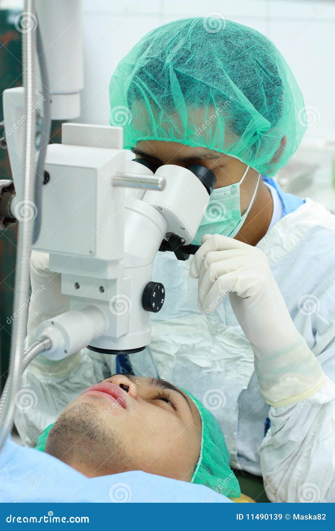 Doctor De Ojo Que Examina a Un Paciente Imagen de archivo - Imagen de ...