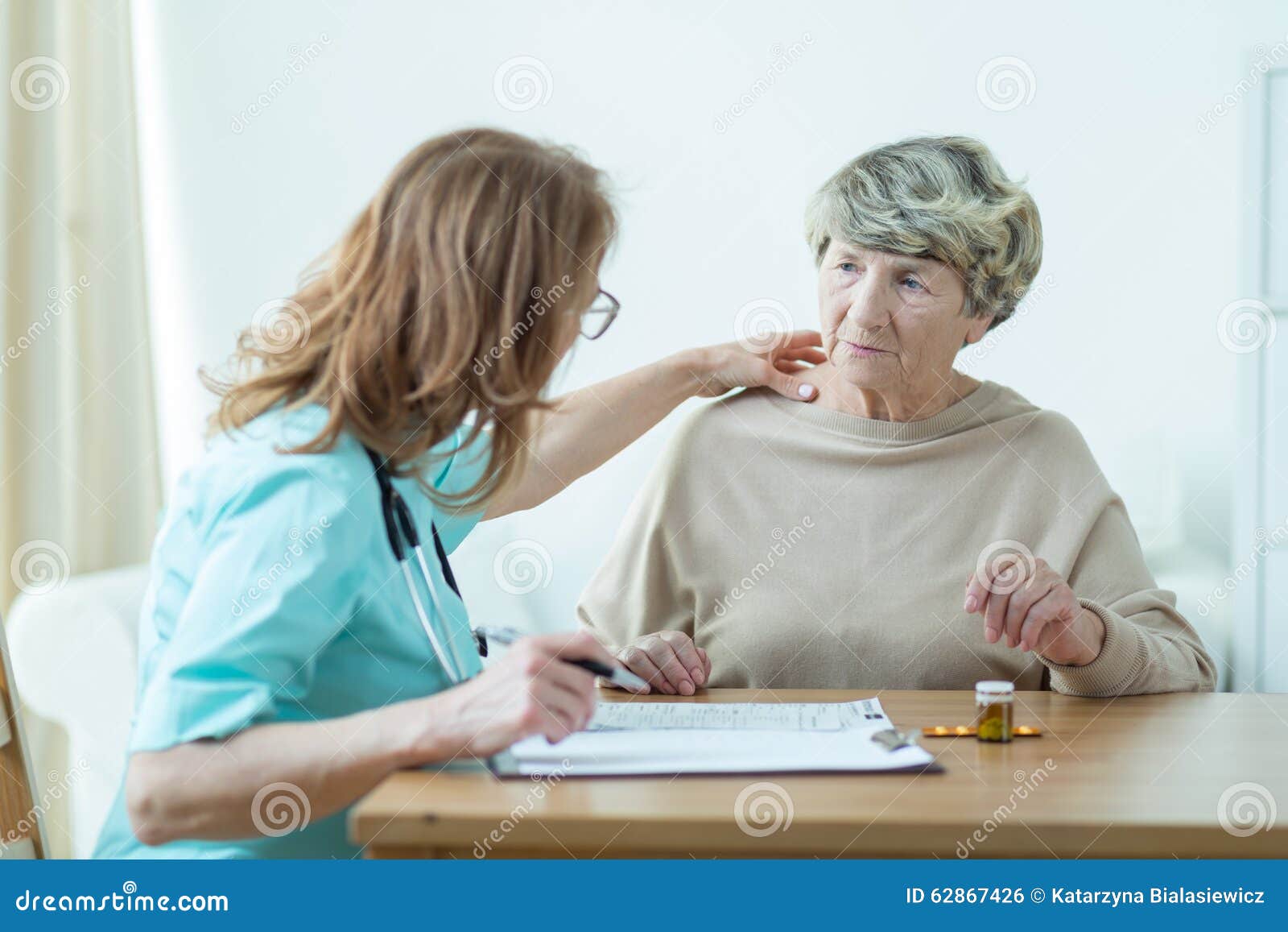 Doctor Diagnosing At Screen After MRI Scan In Hospital Stock ...