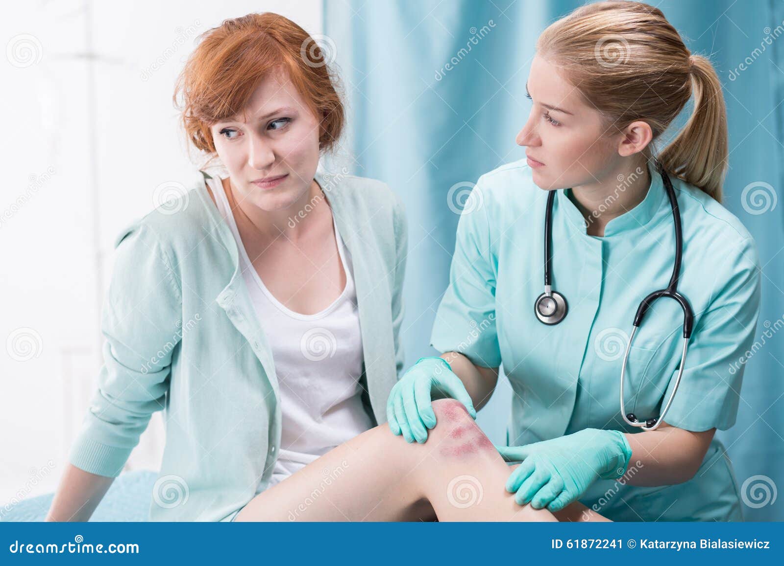 Doctor Diagnosing Female Patient Stock Image - Image of injury, surgeon ...
