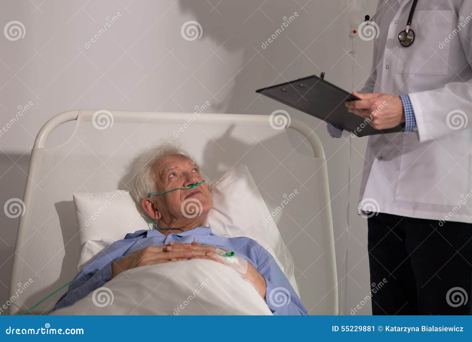 Doctor diagnosing patient stock image. Image of duster - 55229881