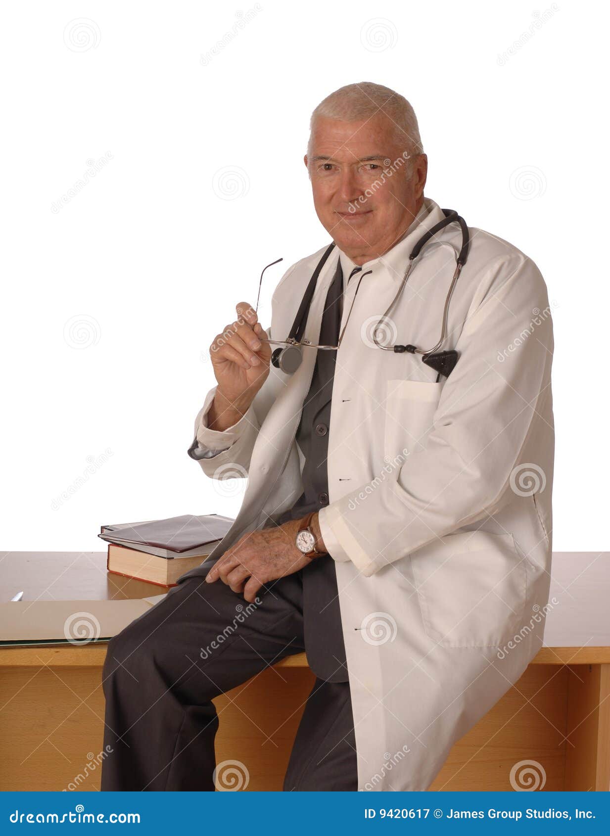 Doctor En La Vertical Blanca Imagen de archivo - Imagen de general ...