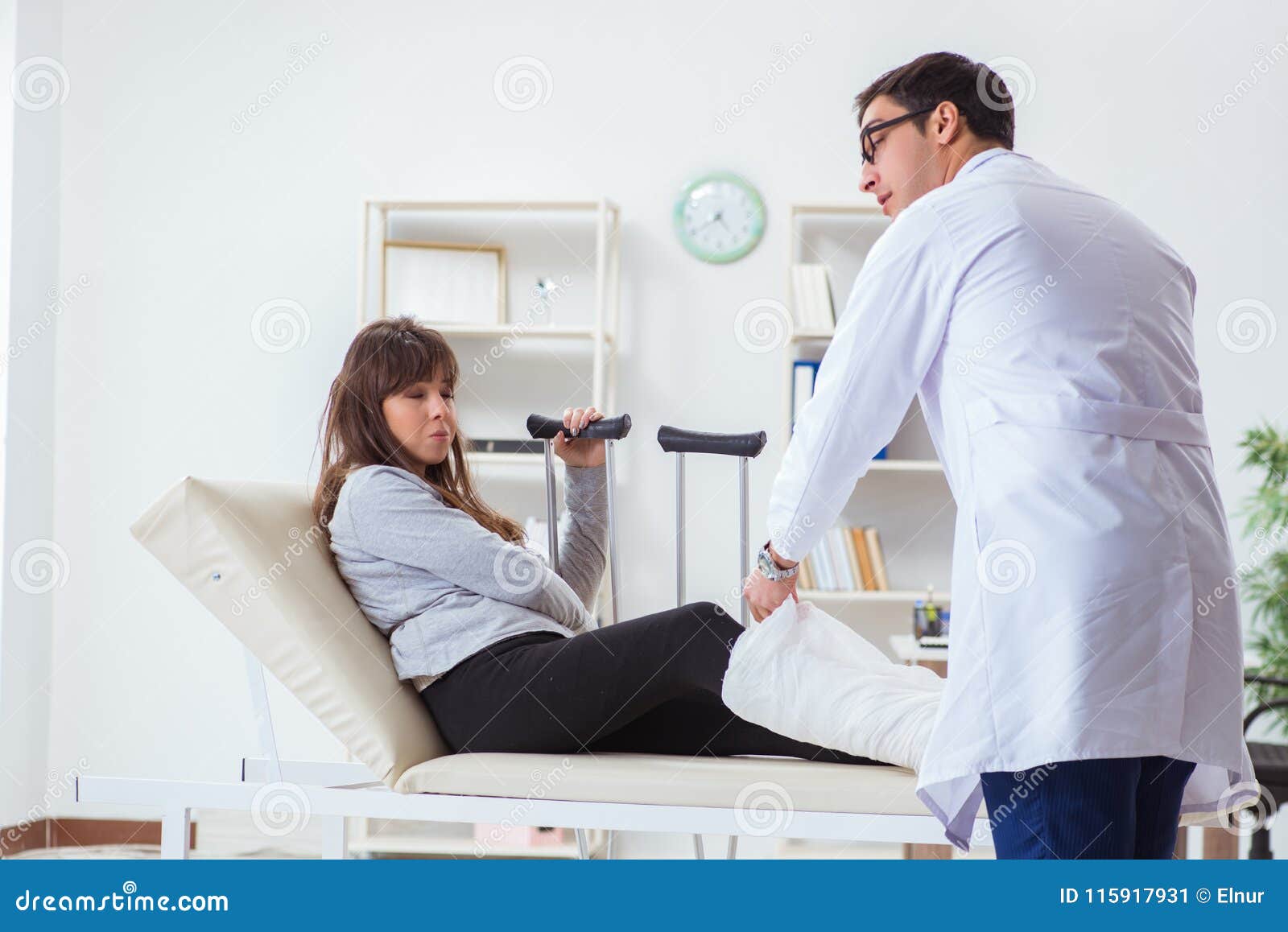 The Doctor Examining Patient with Broken Leg Stock Image - Image of ...
