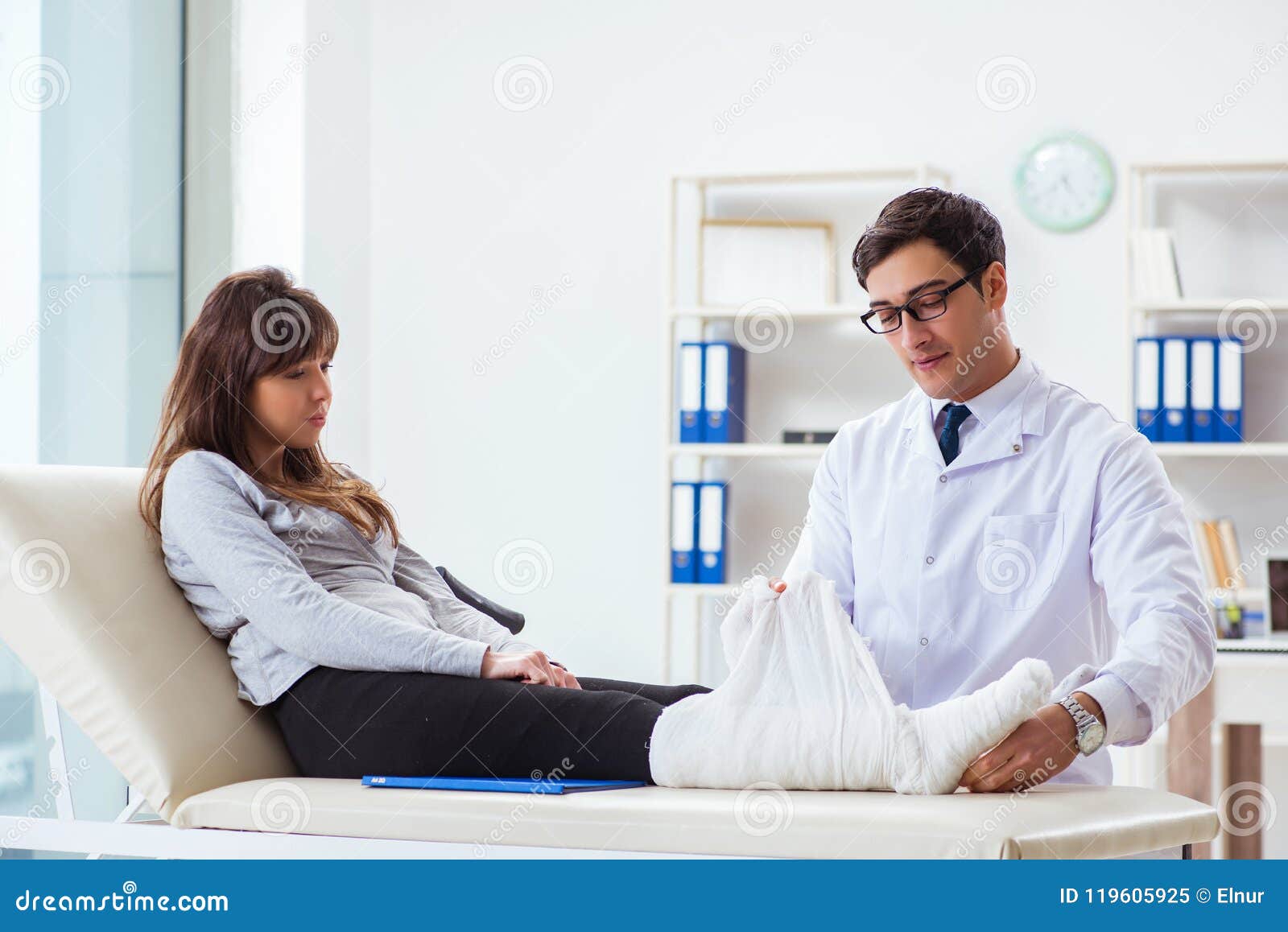 The Doctor Examining Patient with Broken Leg Stock Image - Image of ...