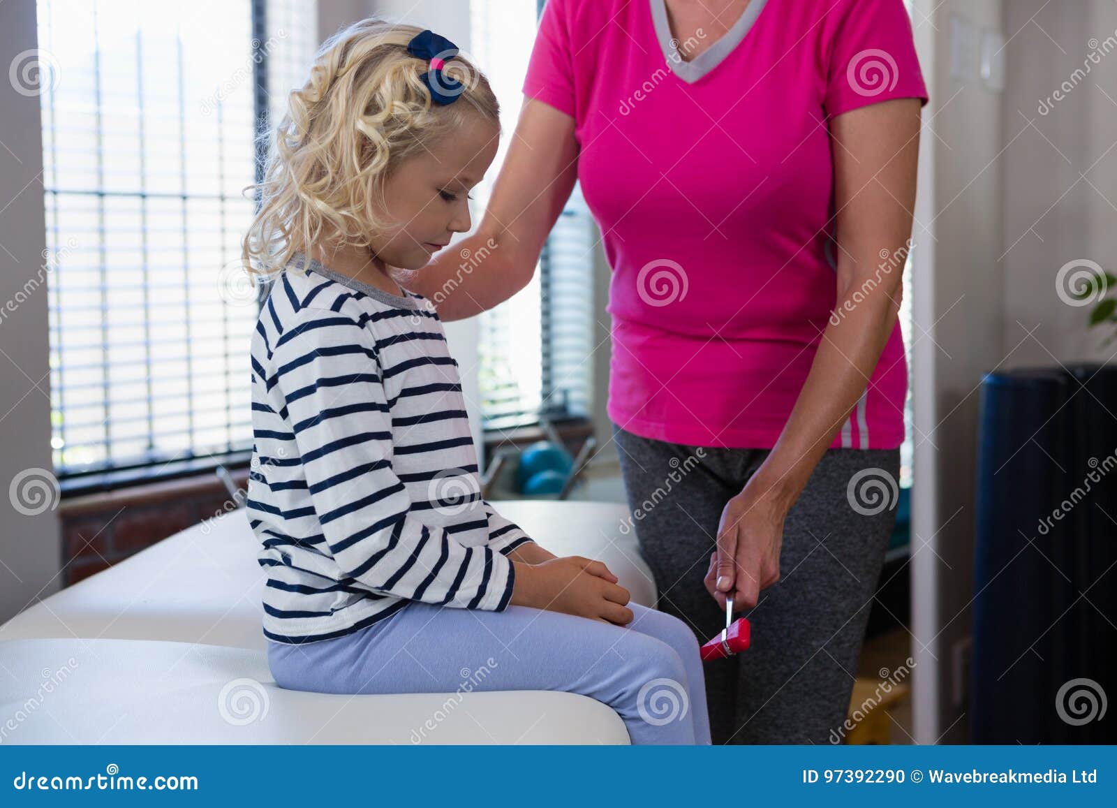 Doctor Examining Reflexes of Patient Knee Stock Photo - Image of clinic ...