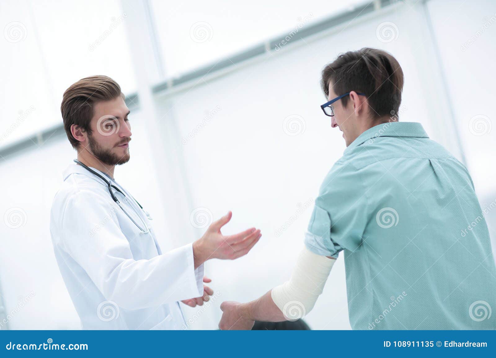 Doctor Explaining a Patient Stock Image - Image of discussion, friendly ...