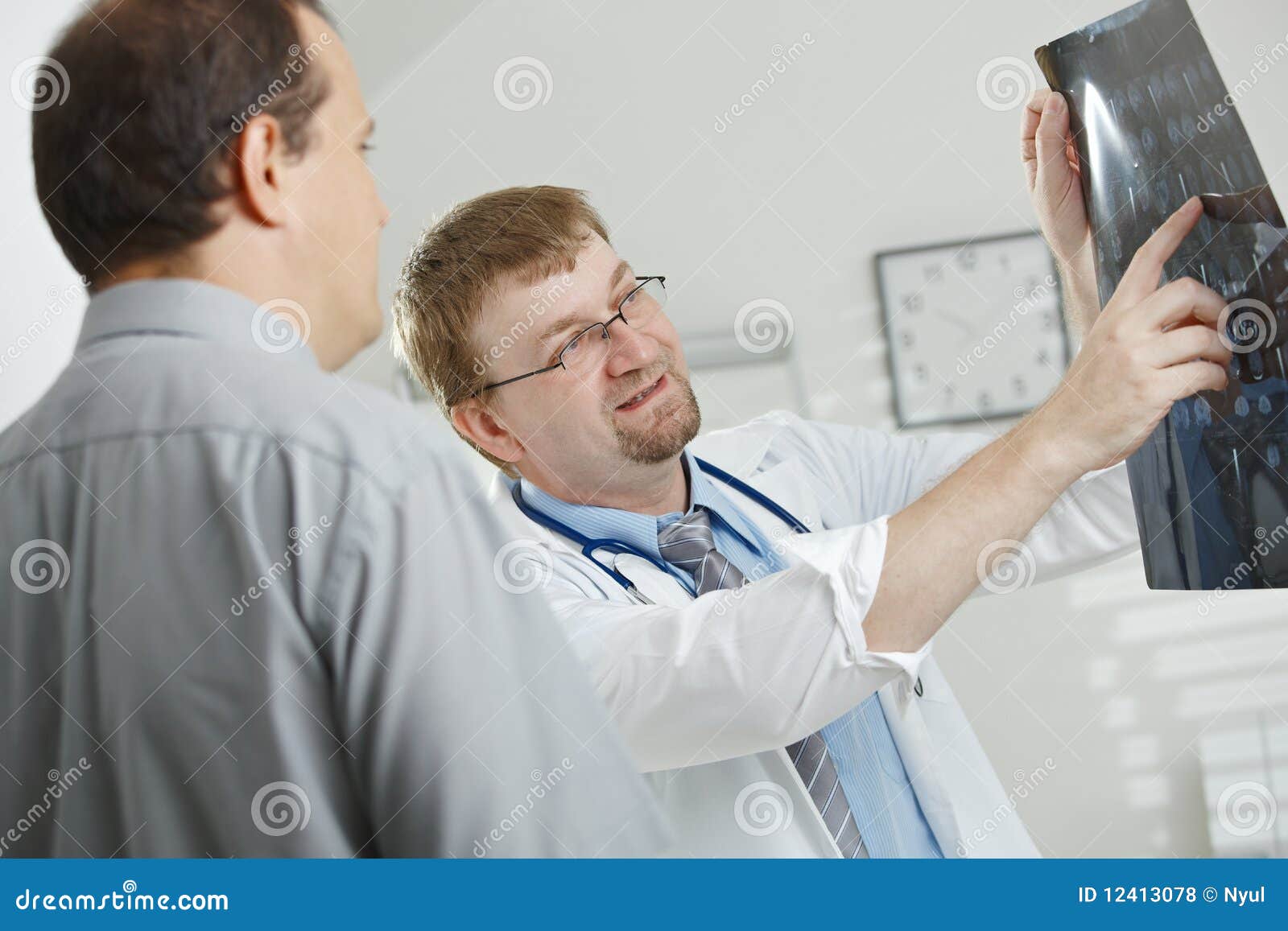 Doctor Explaining To Patient Stock Photo - Image of doctors, analyse ...