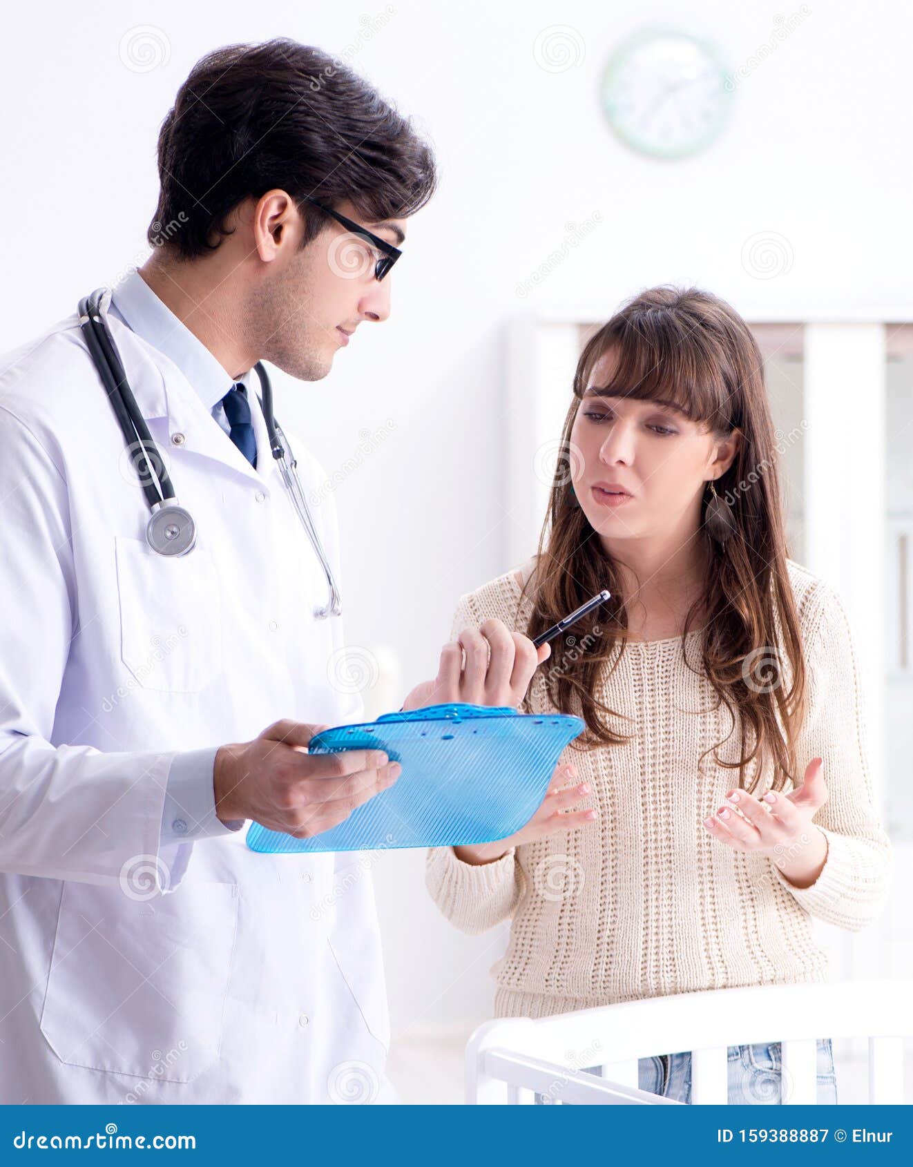 Doctor Explicando a La Joven Madre Imagen de archivo - Imagen de ...