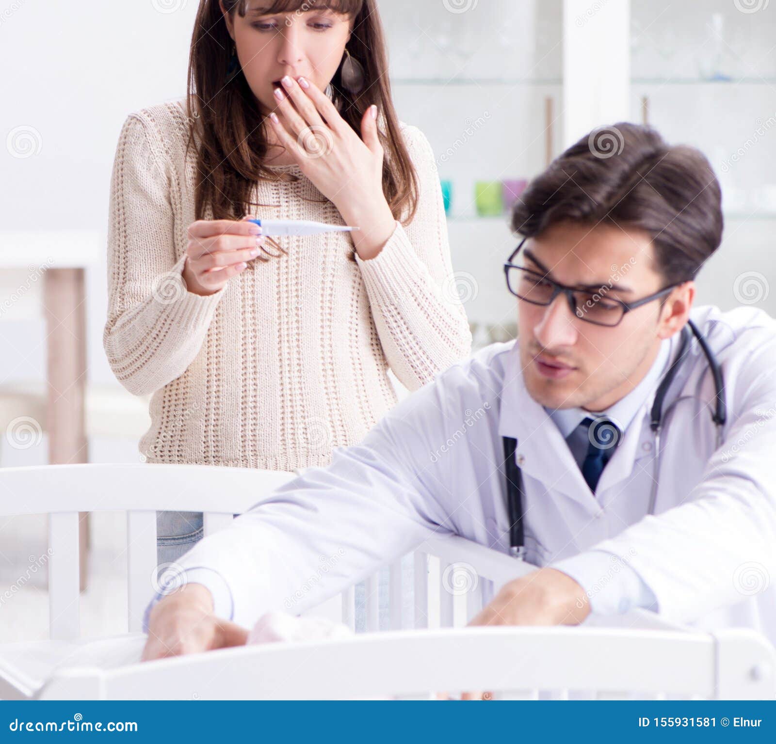 Doctor Explicando a La Joven Madre Imagen de archivo - Imagen de padre ...