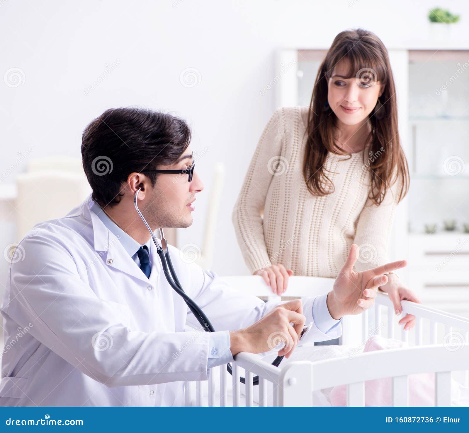 Doctor Explicando a La Joven Madre Foto de archivo - Imagen de paciente ...
