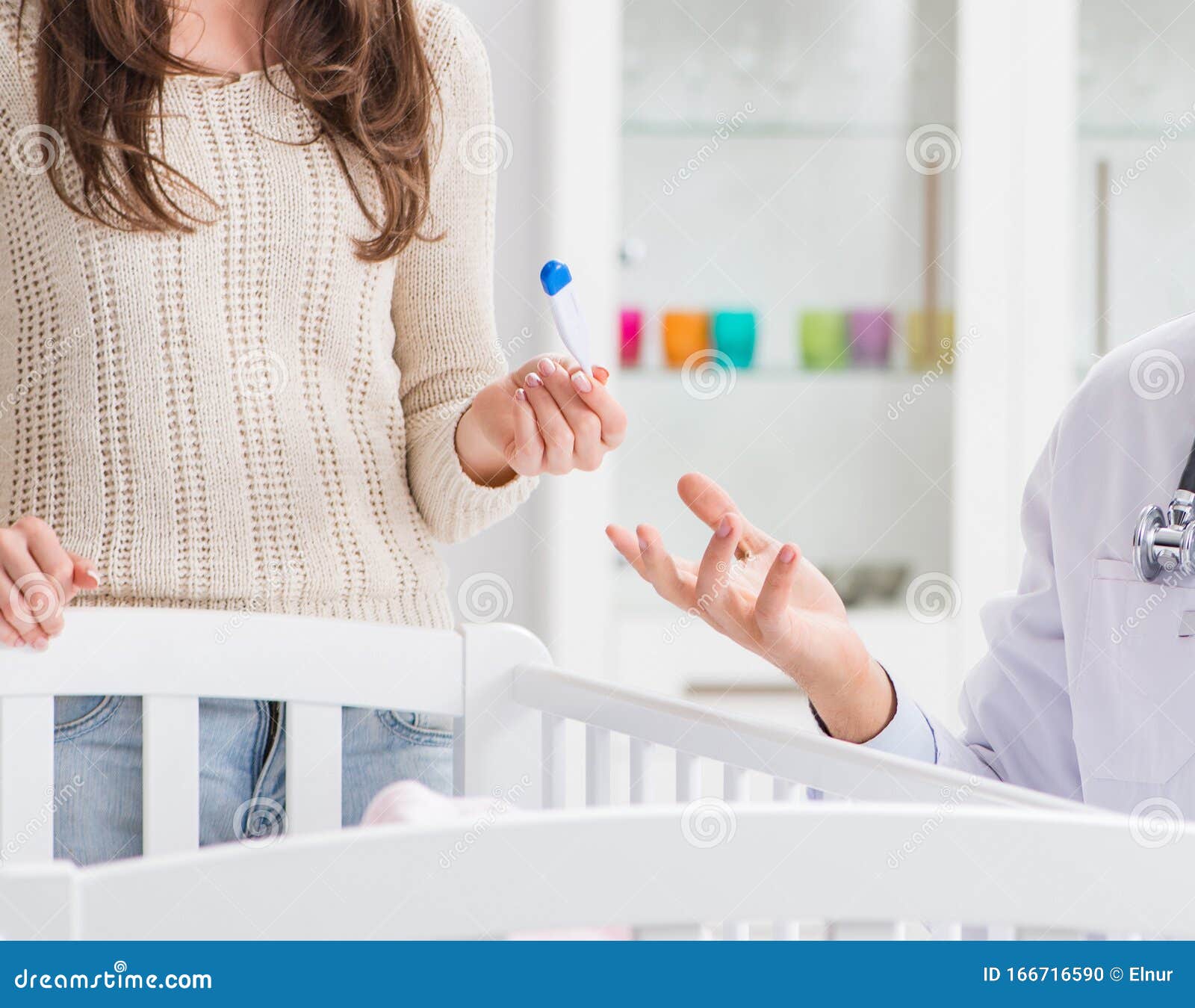 Doctor Explicando a La Joven Madre Foto de archivo - Imagen de poco ...