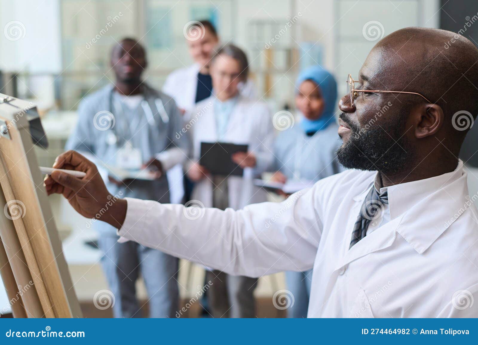 Doctor Giving Presentation To Colleagues at Seminar 库存照片 - 图片 包括有 职业 ...