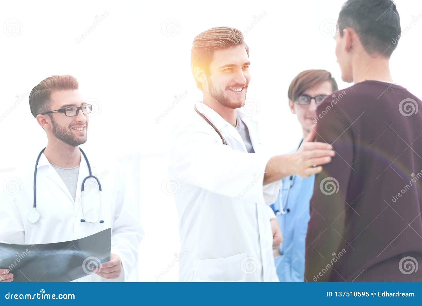 Doctor Hermoso Que Habla Con El Paciente Imagen de archivo - Imagen de ...