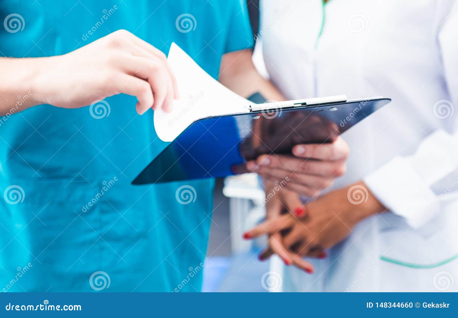 Doctor holding notepad stock photo. Image of diagnostic - 148344660