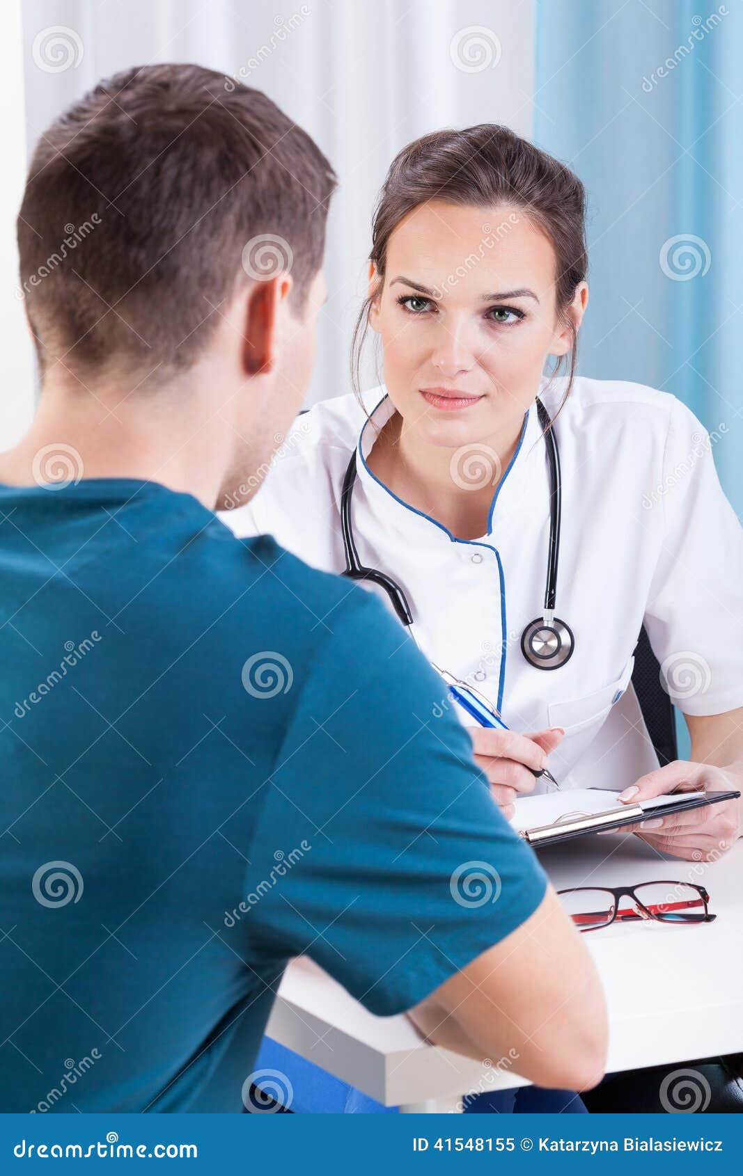 Doctor Listening To the Patient Stock Image - Image of doctor, medical ...