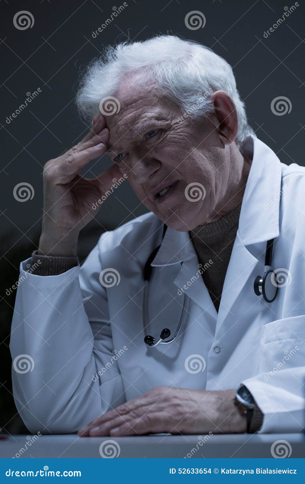 Doctor mayor preocupado foto de archivo. Imagen de presionado - 52633654