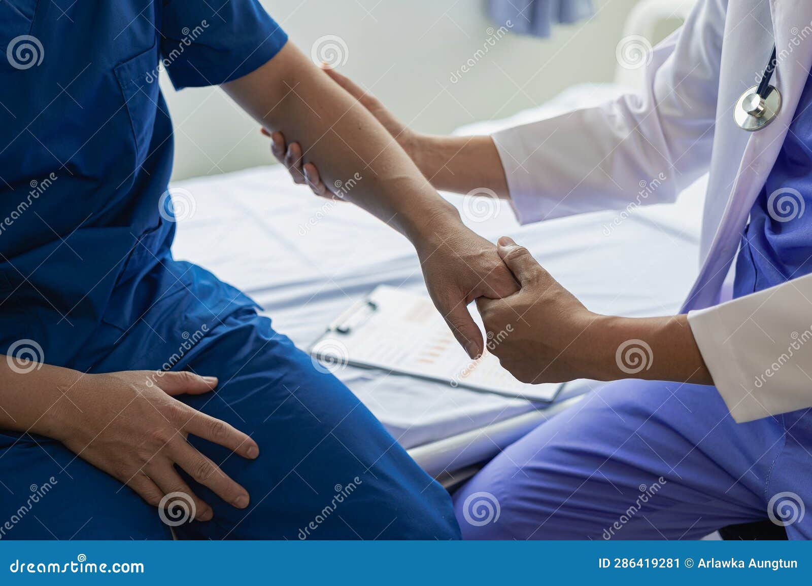 Doctor and Patient Discussing Symptoms Discuss Problems with Patients ...