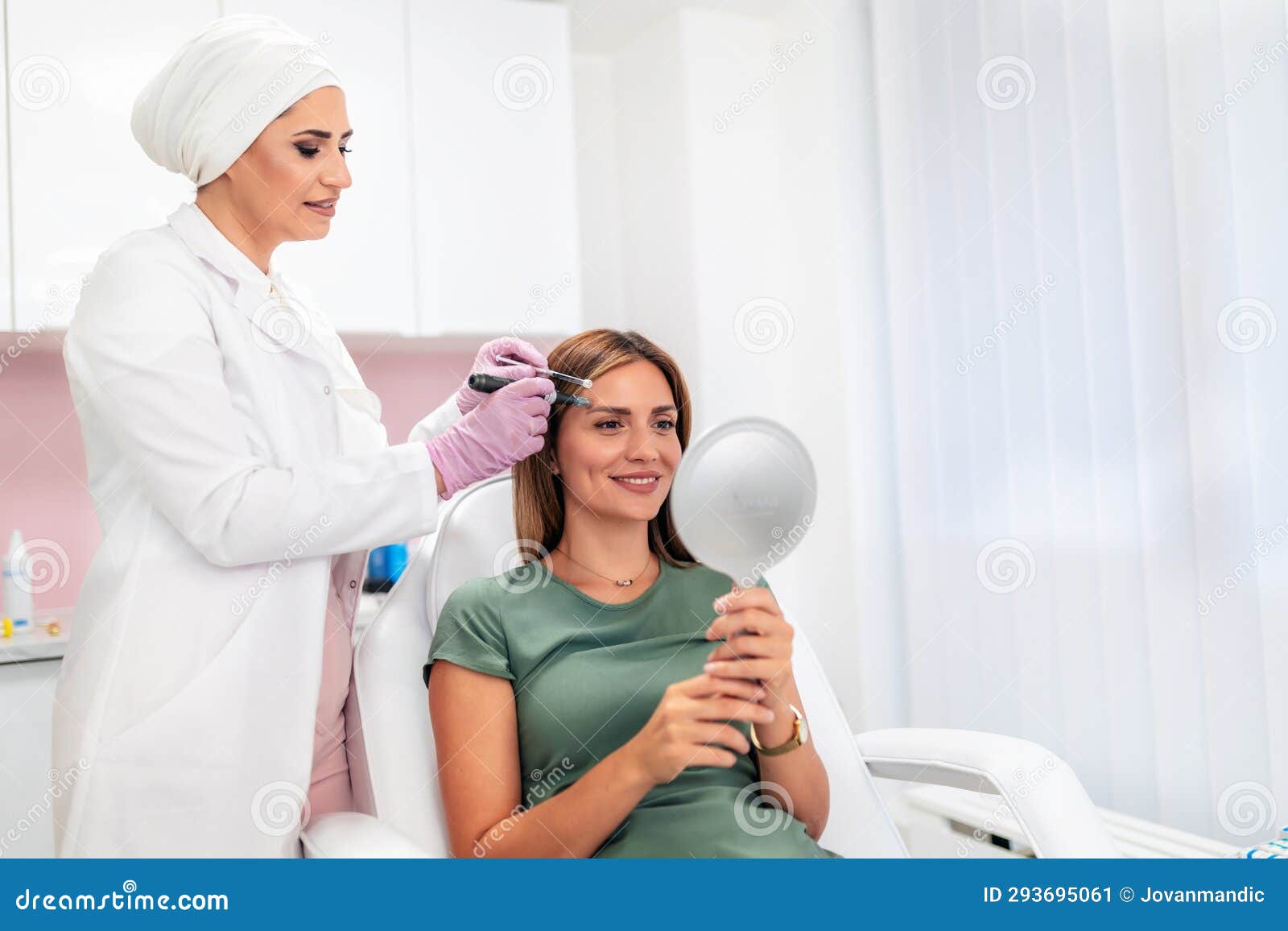 Doctor Prepares the Needle before Aesthetic Procedures Stock Image ...