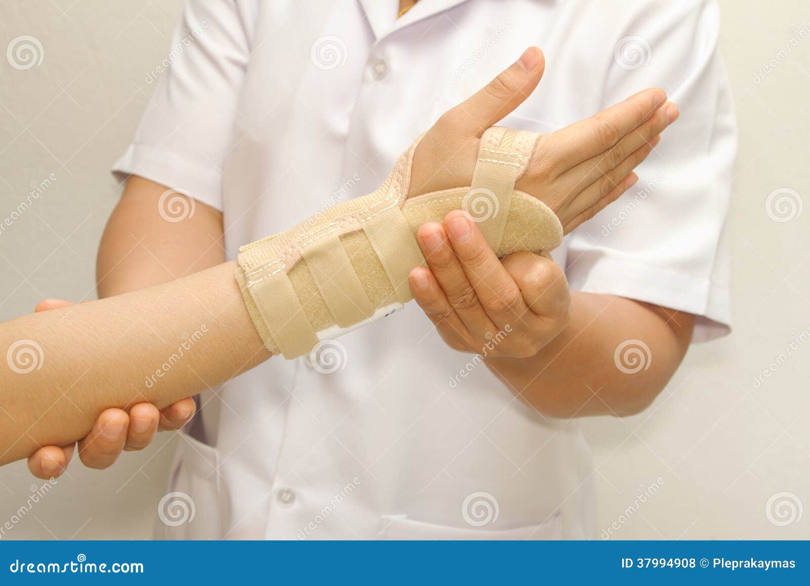 Doctor putting wrist brace stock photo. Image of bone - 37994908