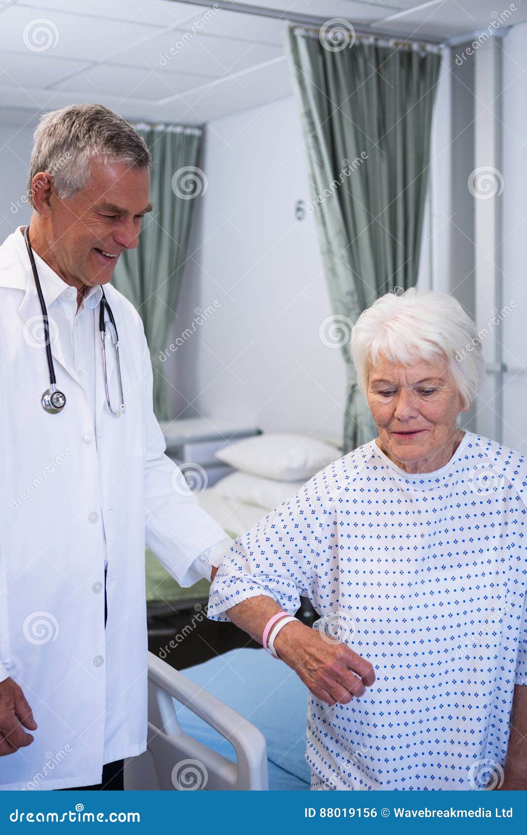 Doctor Que Ayuda Al Paciente Mayor En Sala Foto de archivo - Imagen de ...