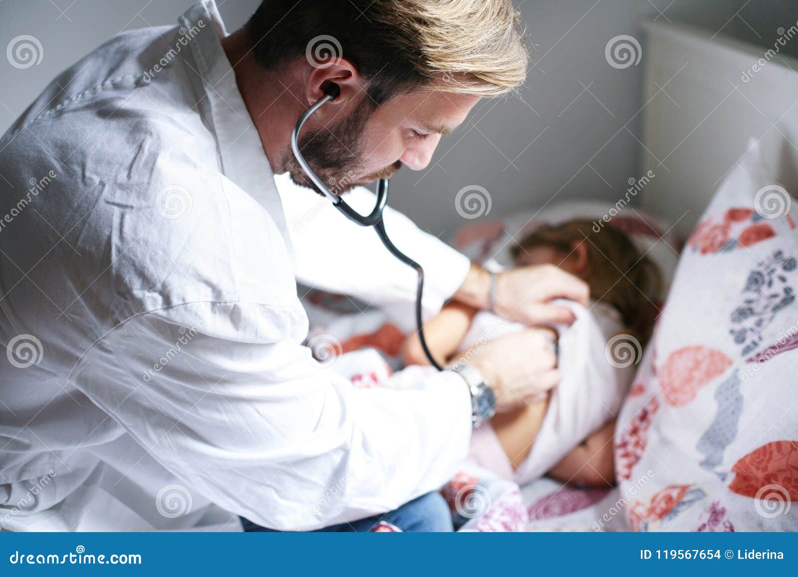 Doctor Que Comprueba Los Pulmones De Su Paciente Foto de archivo ...