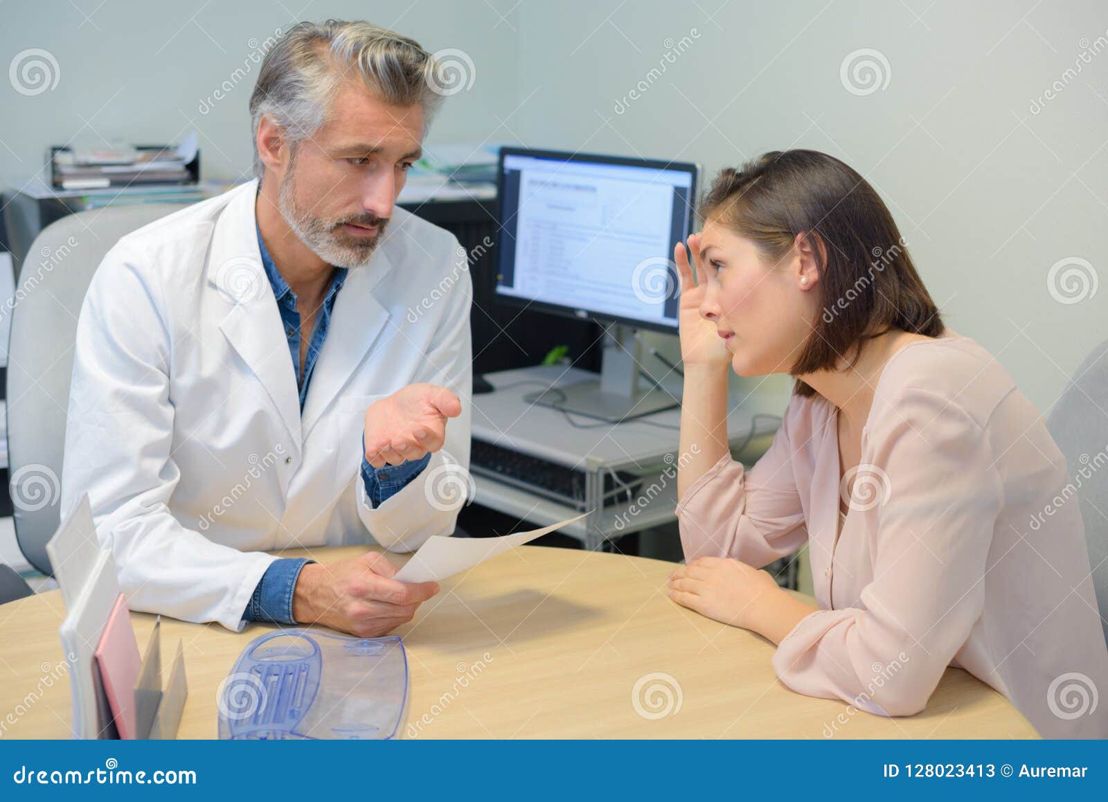 Doctor Que Comunica Malas Noticias Al Paciente Imagen de archivo ...