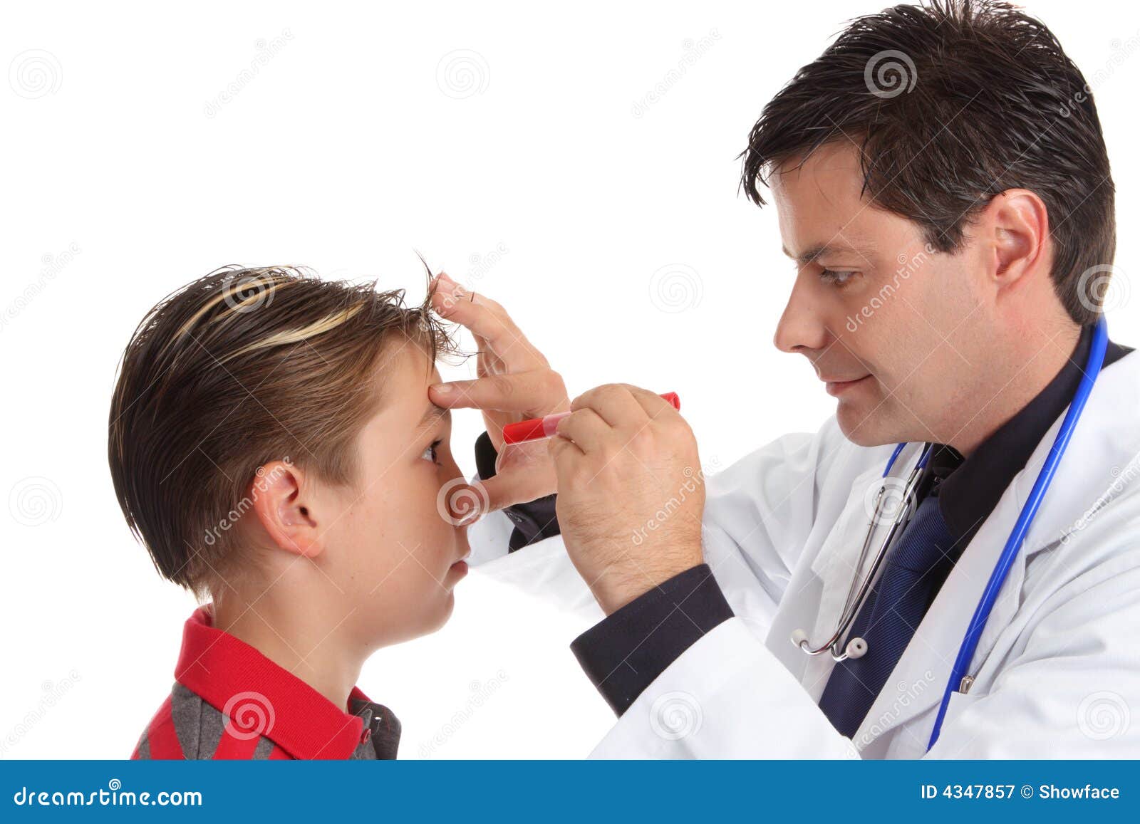 Doctor Que Controla Ojos Pacientes Imagen de archivo - Imagen de ...