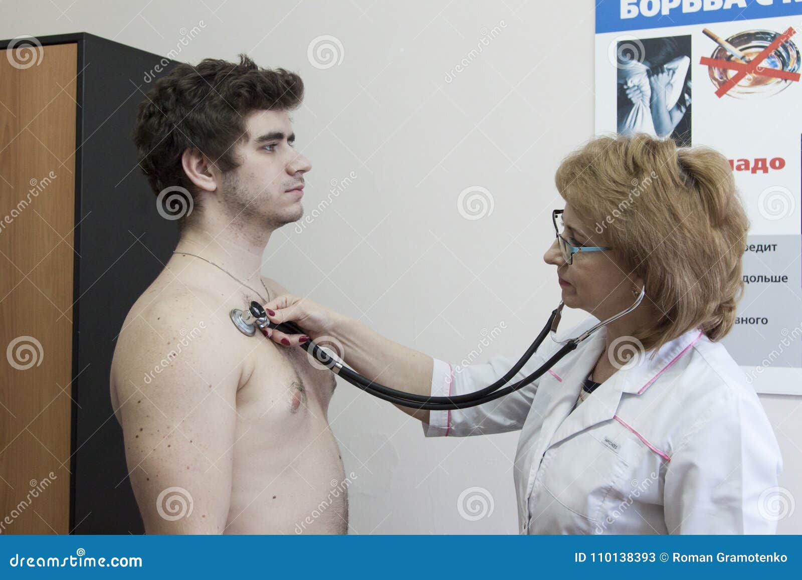 Doctor Que Escucha Los Pulmones De Los Pacientes Foto de archivo ...