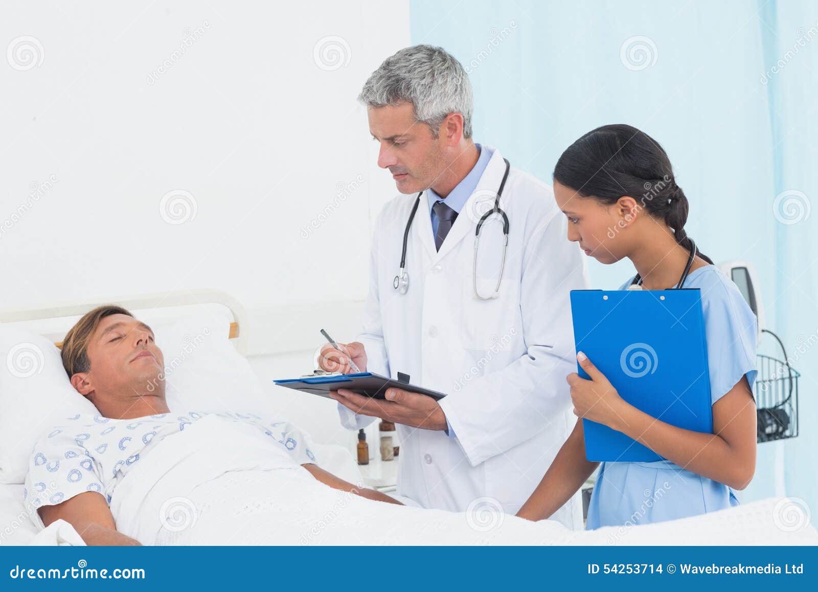 Doctor Que Explica Informe Al Paciente Foto de archivo - Imagen de ...