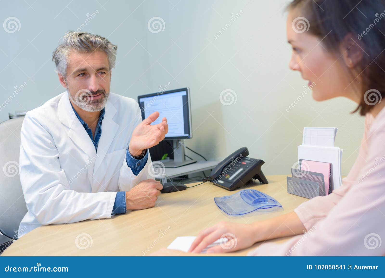 Doctor Que Habla Con El Paciente Imagen de archivo - Imagen de morena ...