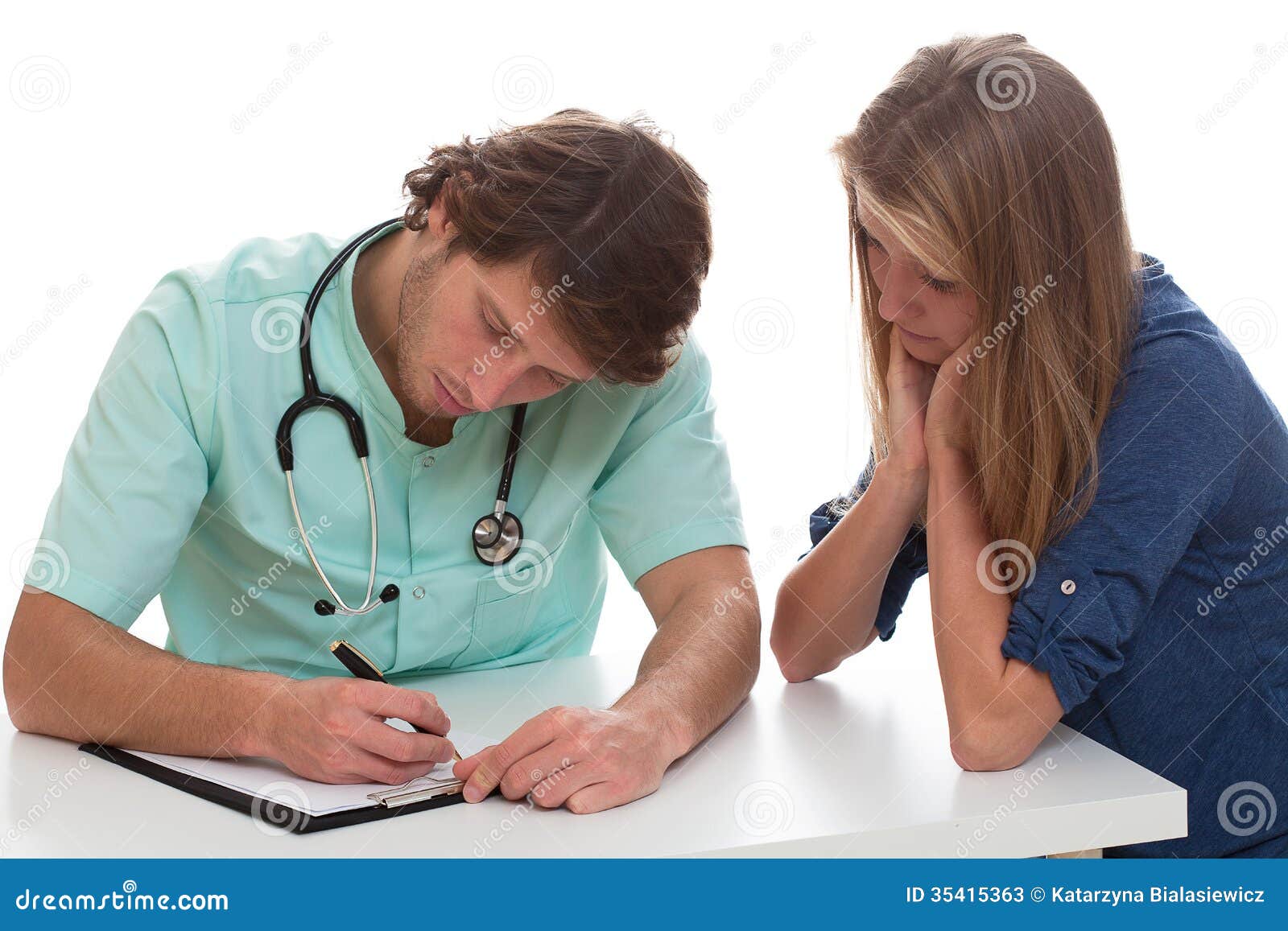 Doctor Que Habla Con El Paciente Imagen de archivo - Imagen de ...