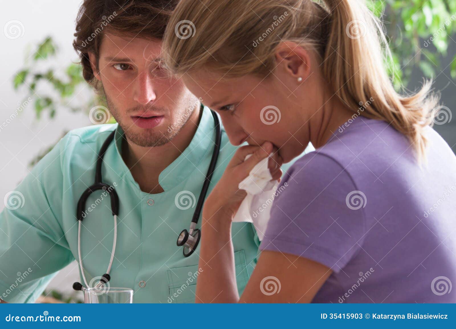 Doctor Que Habla Con El Paciente Imagen de archivo - Imagen de ...