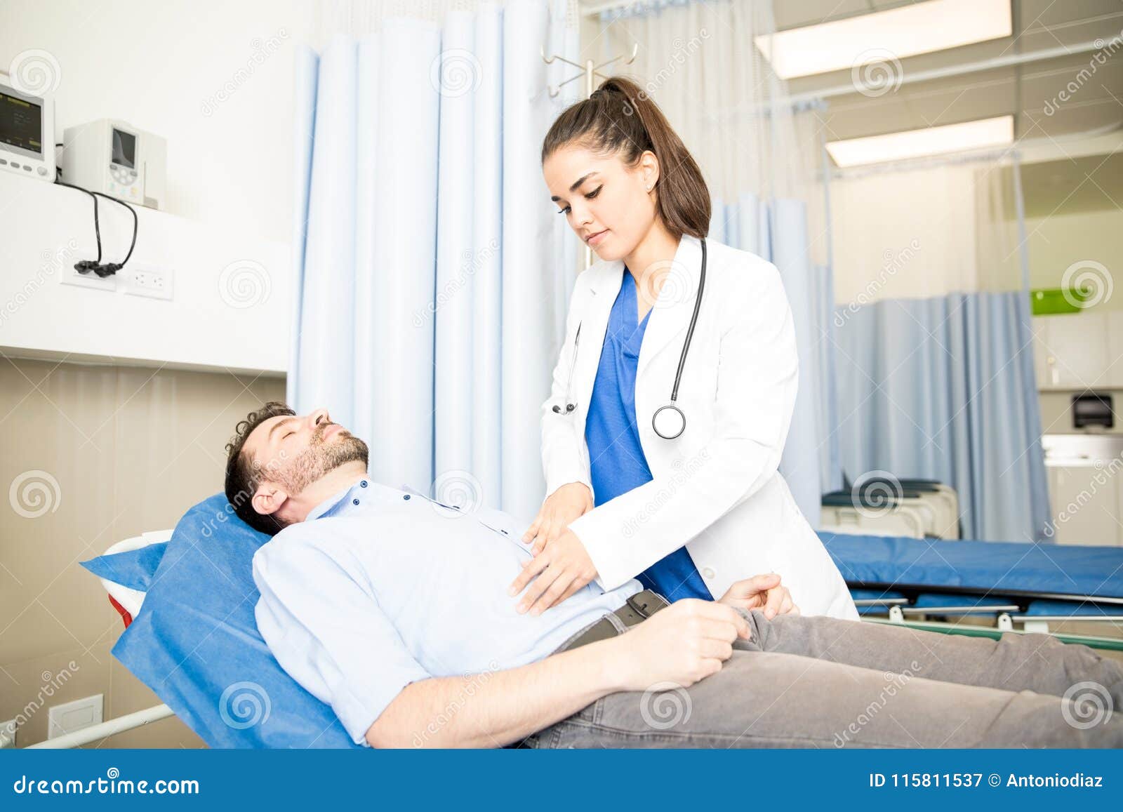 Doctor Que Hace Chequeo De Un Paciente Imagen de archivo - Imagen de ...