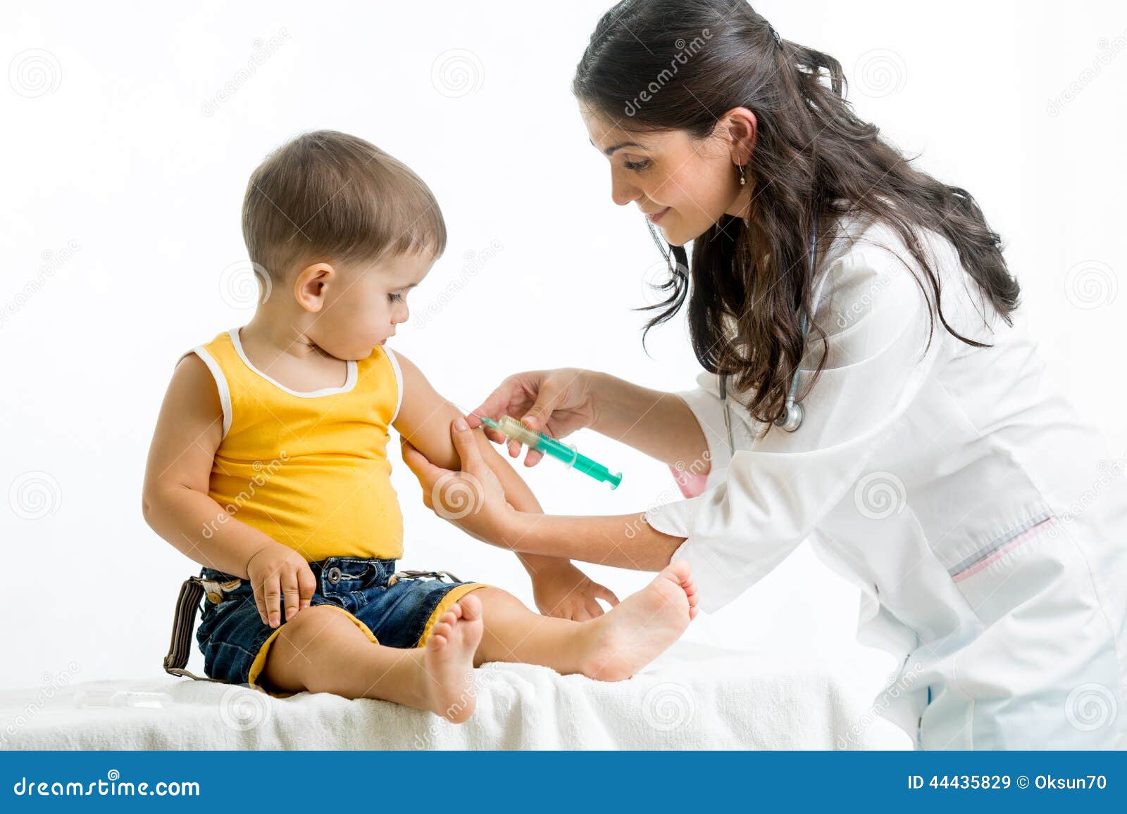 Doctor que inyecta al niño imagen de archivo. Imagen de vacunas - 44435829