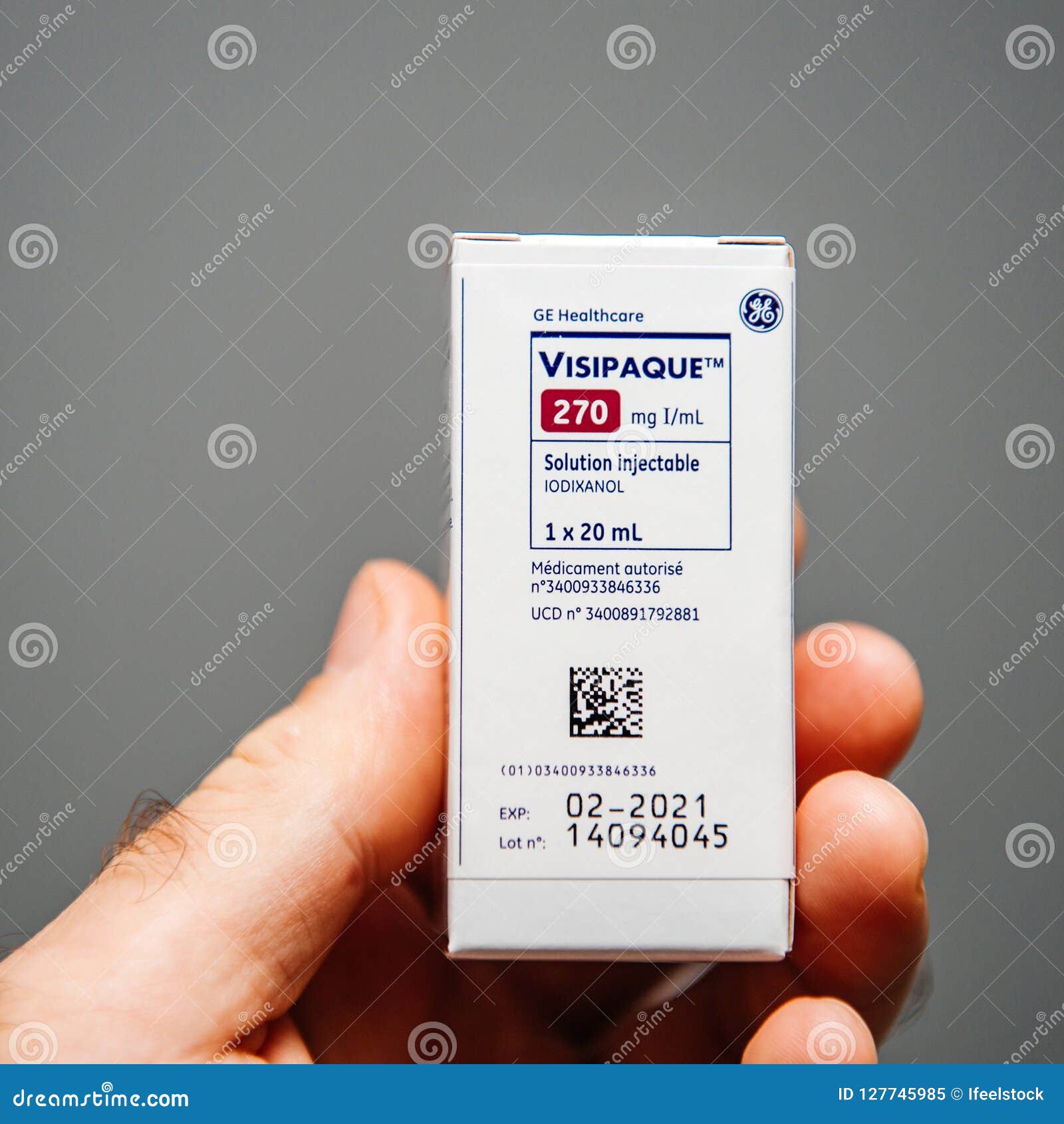 Doctor Que Lleva a Cabo El Visipaque Iodixanol Imagen editorial - Imagen de médico, tenencia ...