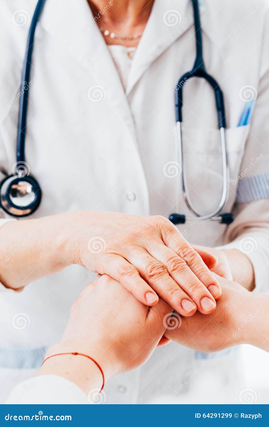 Doctor Que Lleva a Cabo Las Manos Pacientes Imagen de archivo - Imagen ...