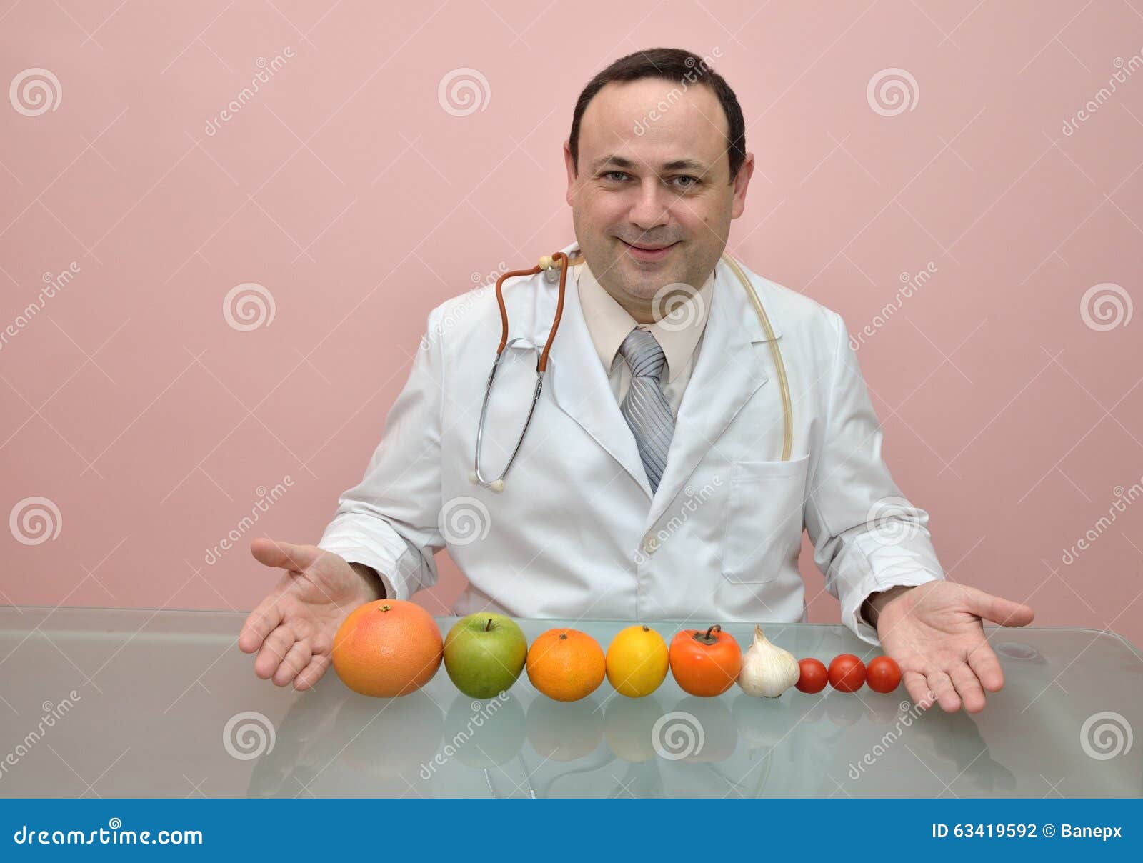 Doctor Que Muestra La Comida Sana Foto de archivo - Imagen de alimento ...