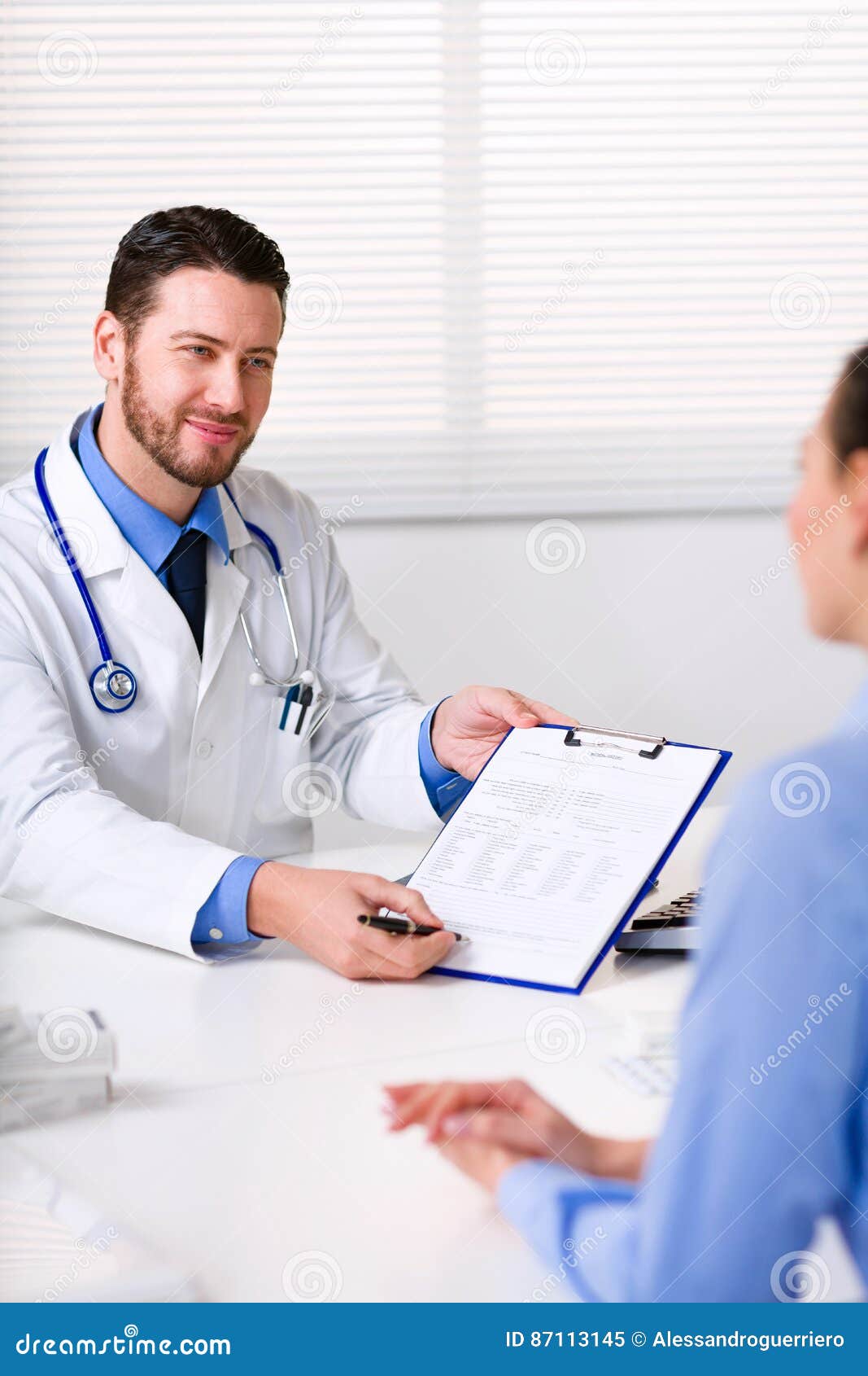 Doctor Que Pide La Firma De Un Paciente Imagen de archivo - Imagen de ...