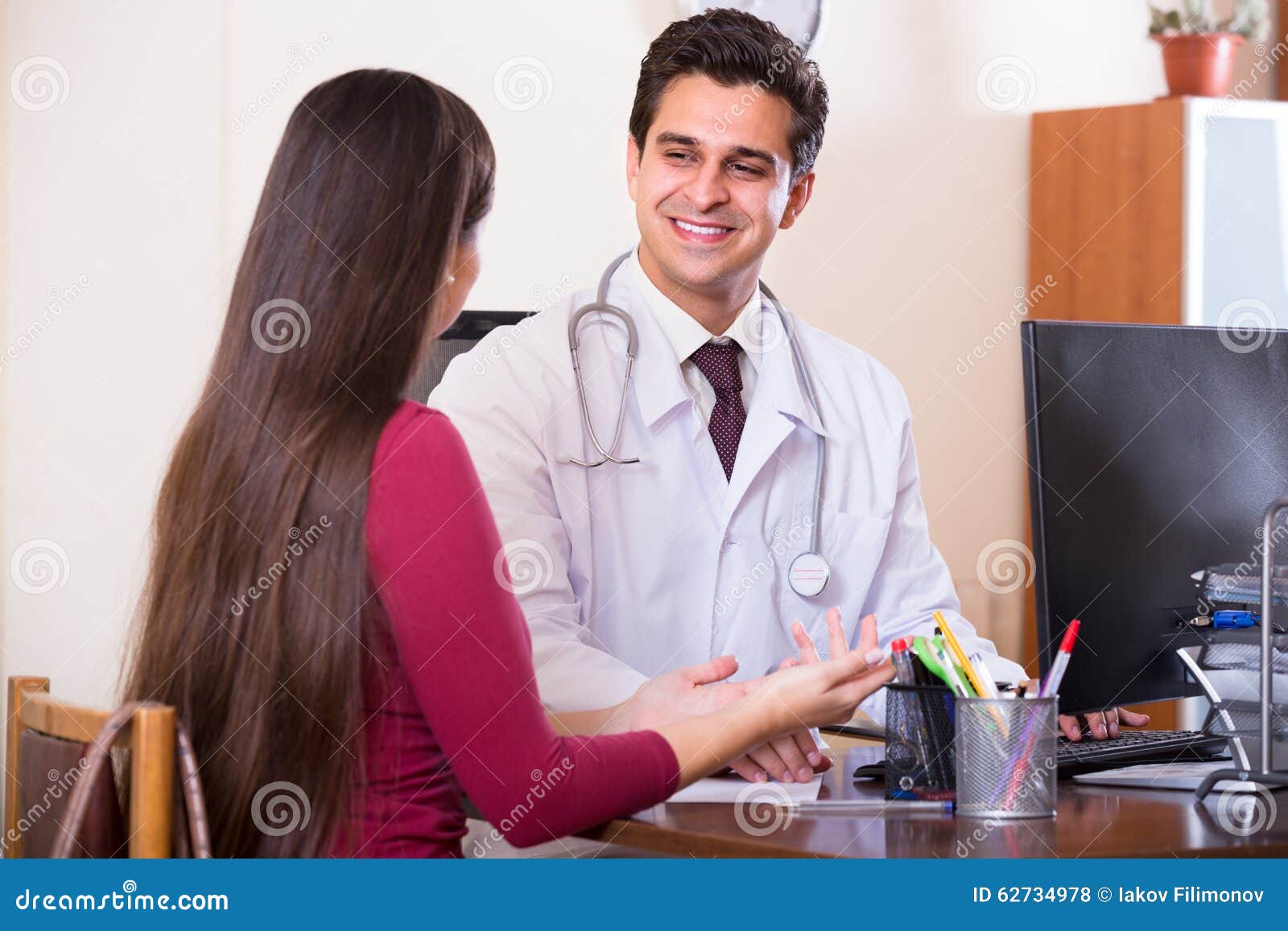 Doctor Que Recibe Al Paciente Enfermo Foto de archivo - Imagen de ...