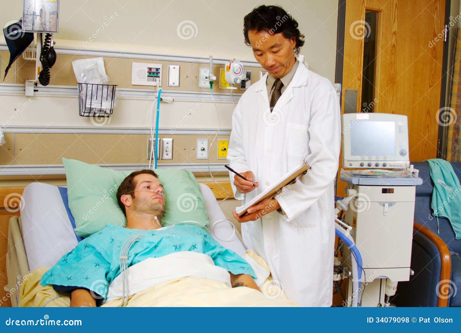 Doctor Que Revisa Cuidado Con El Paciente Foto de archivo - Imagen de ...