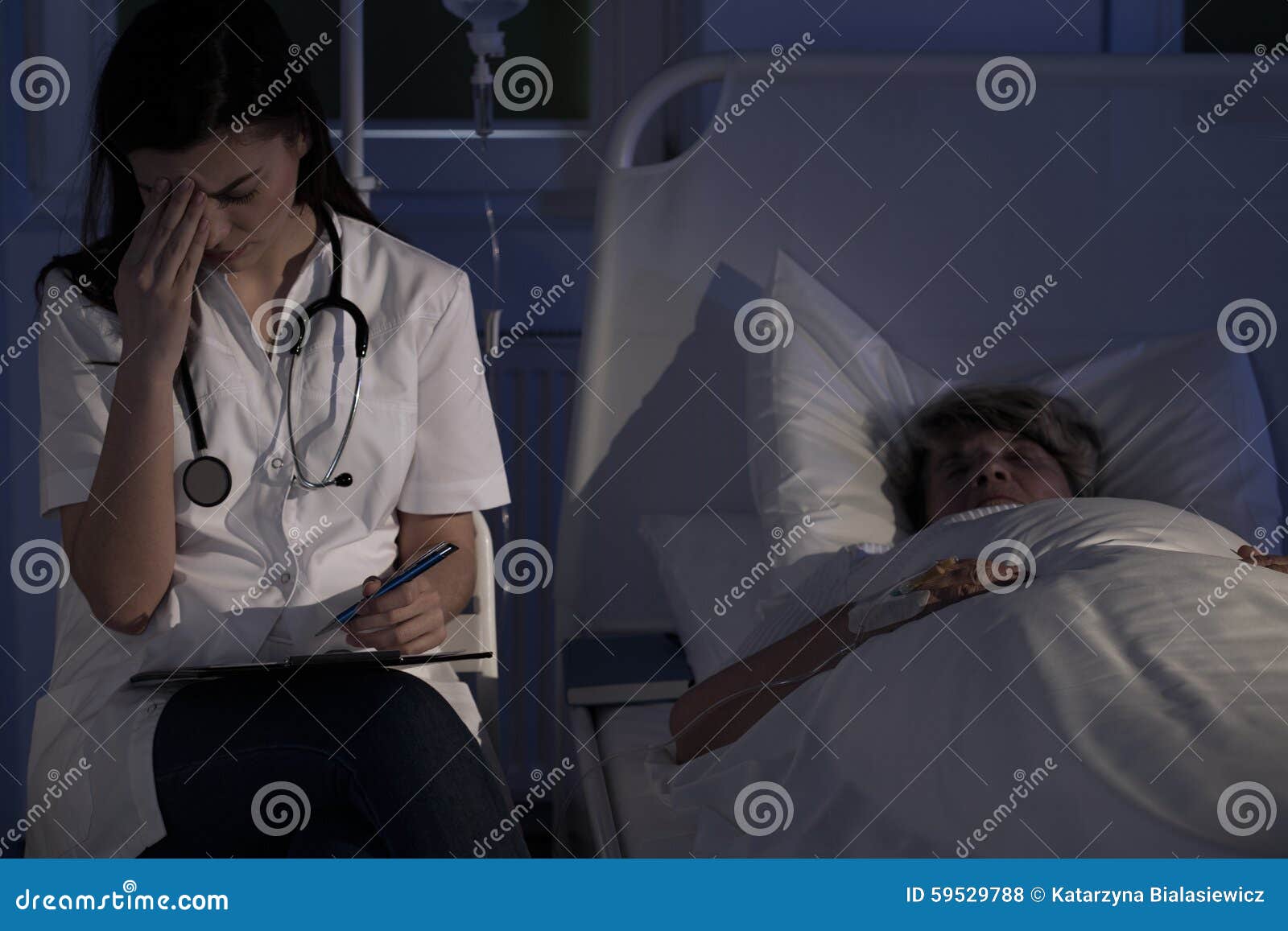 Doctor Que Se Preocupa De Su Paciente Foto de archivo - Imagen de cama ...