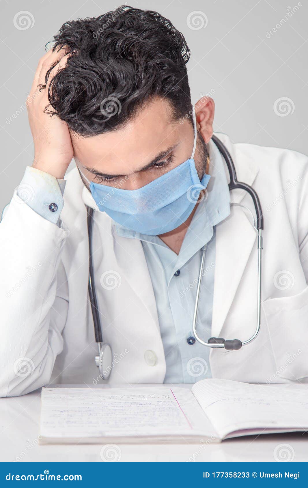Doctor reading note stock image. Image of practice, disease - 177358233
