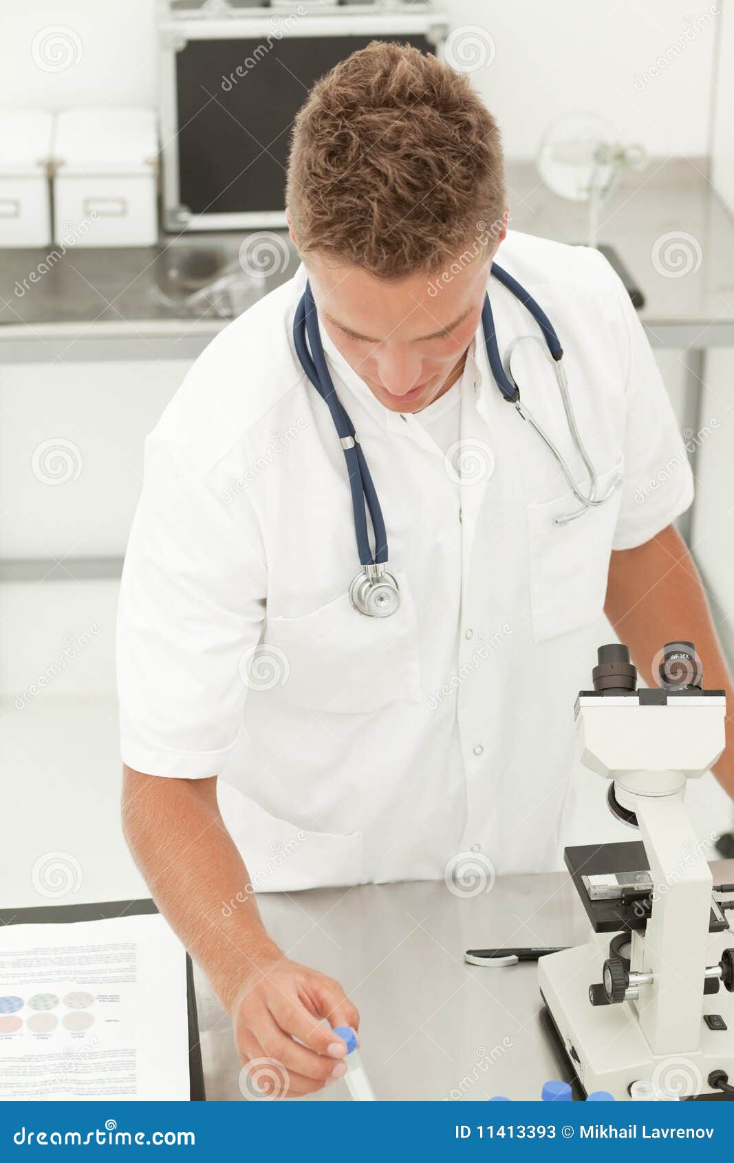 Doctor Rubio En Bio Laboratorio Imagen de archivo - Imagen de joven ...