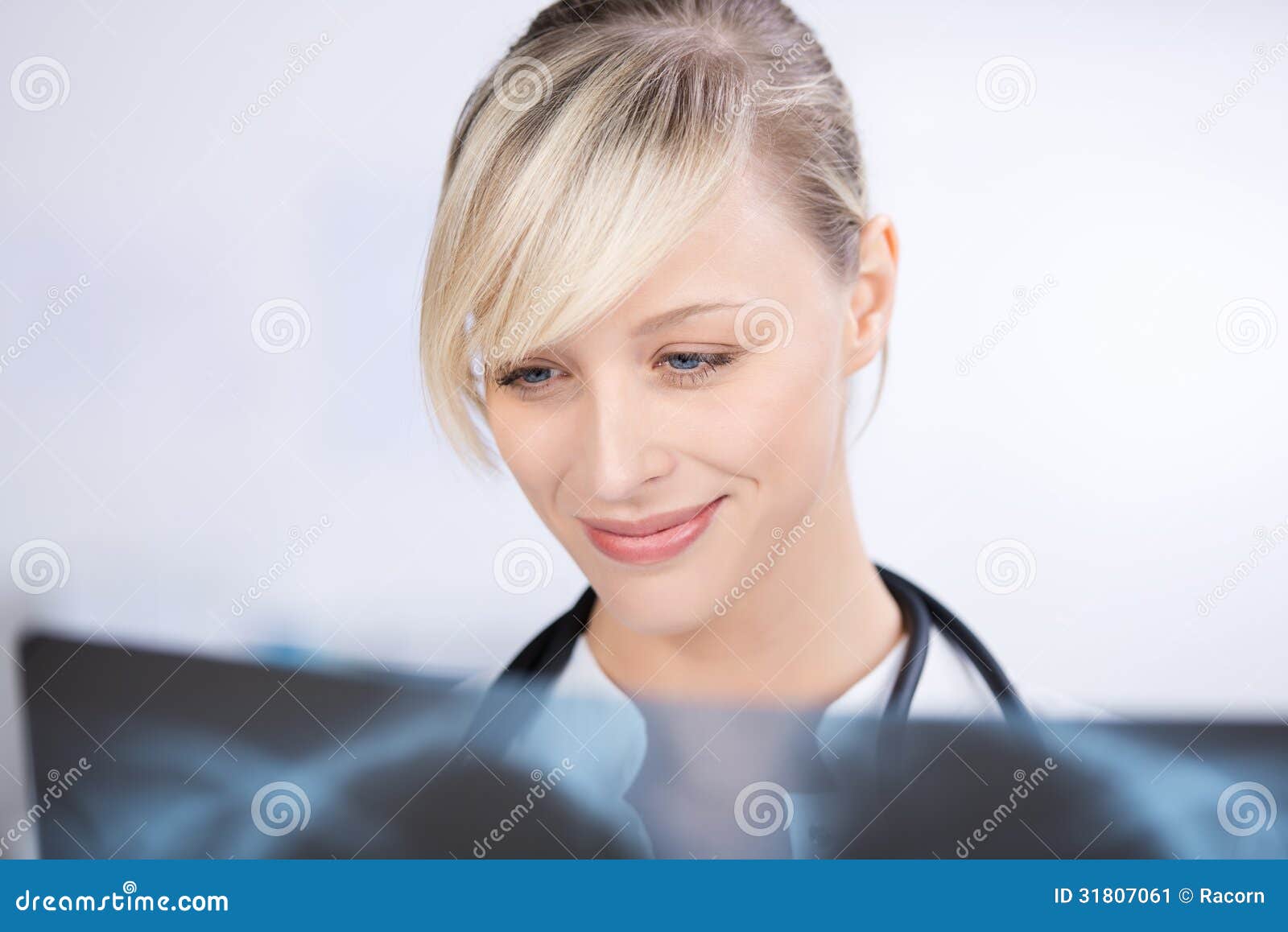 Doctor rubio sonriente imagen de archivo. Imagen de adulto - 31807061