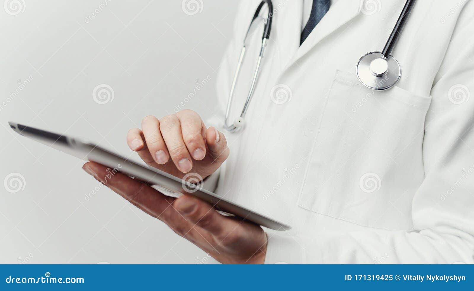 Doctor`s Hands Using Tablet Stock Image - Image of gown, screen: 171319425