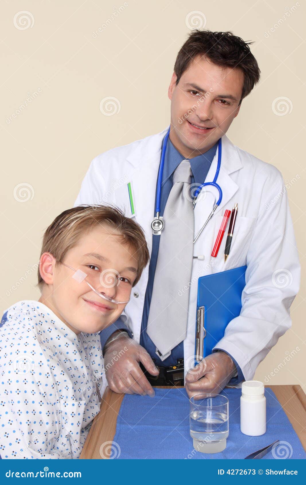 Doctor Sonriente Y Paciente Feliz Imagen de archivo - Imagen de ...