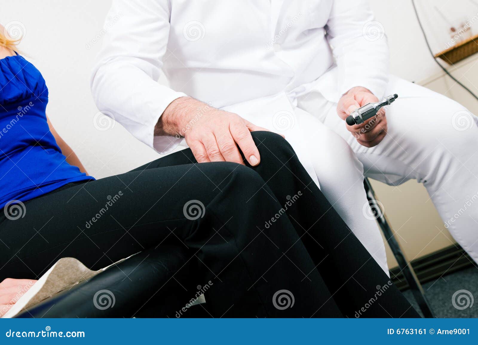 Doctor testing reflexes stock image. Image of test, reflexes - 6763161