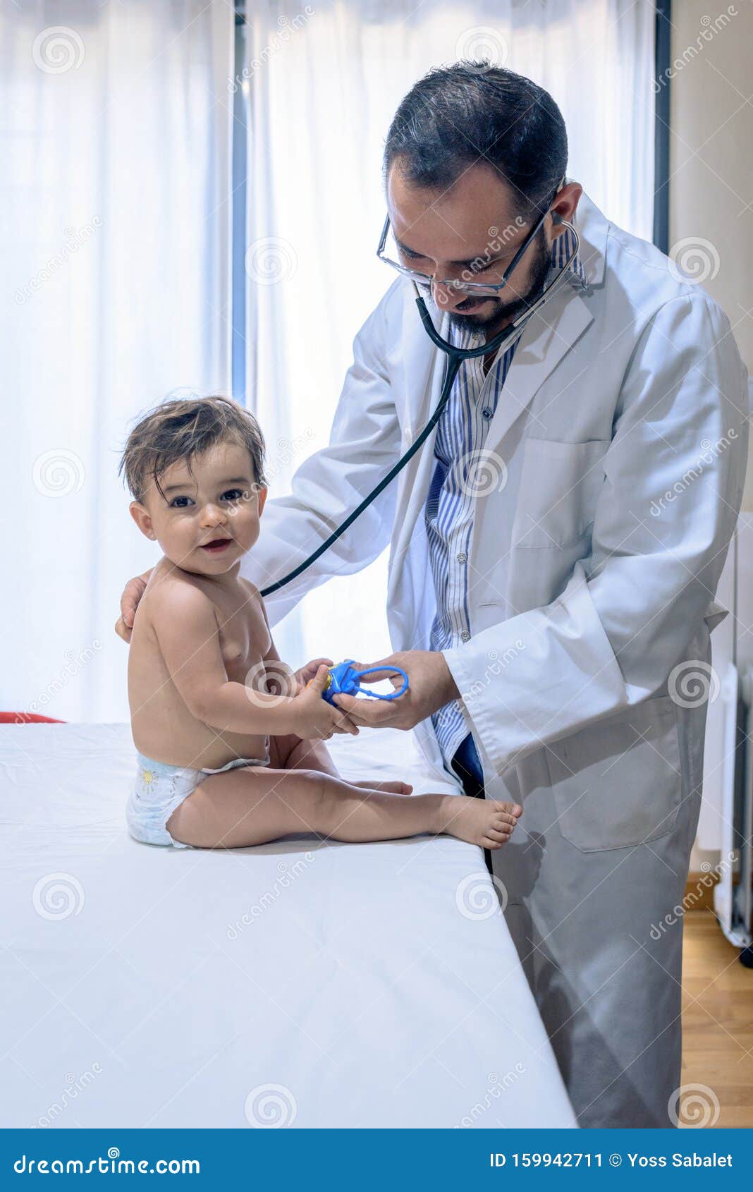 Doctor watching a baby stock image. Image of check, medicine - 159942711