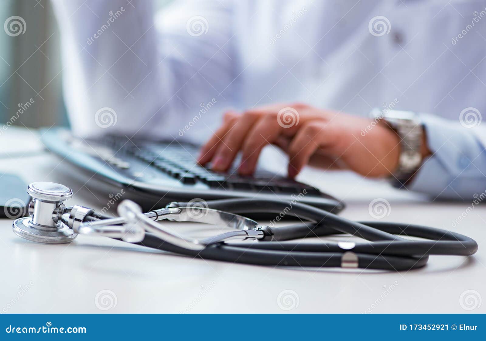 Doctor Working on the Computer Stock Image - Image of portrait ...