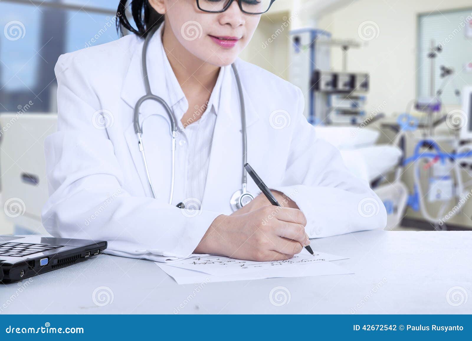 Doctor Writes a Note stock photo. Image of office, cardiologist - 42672542