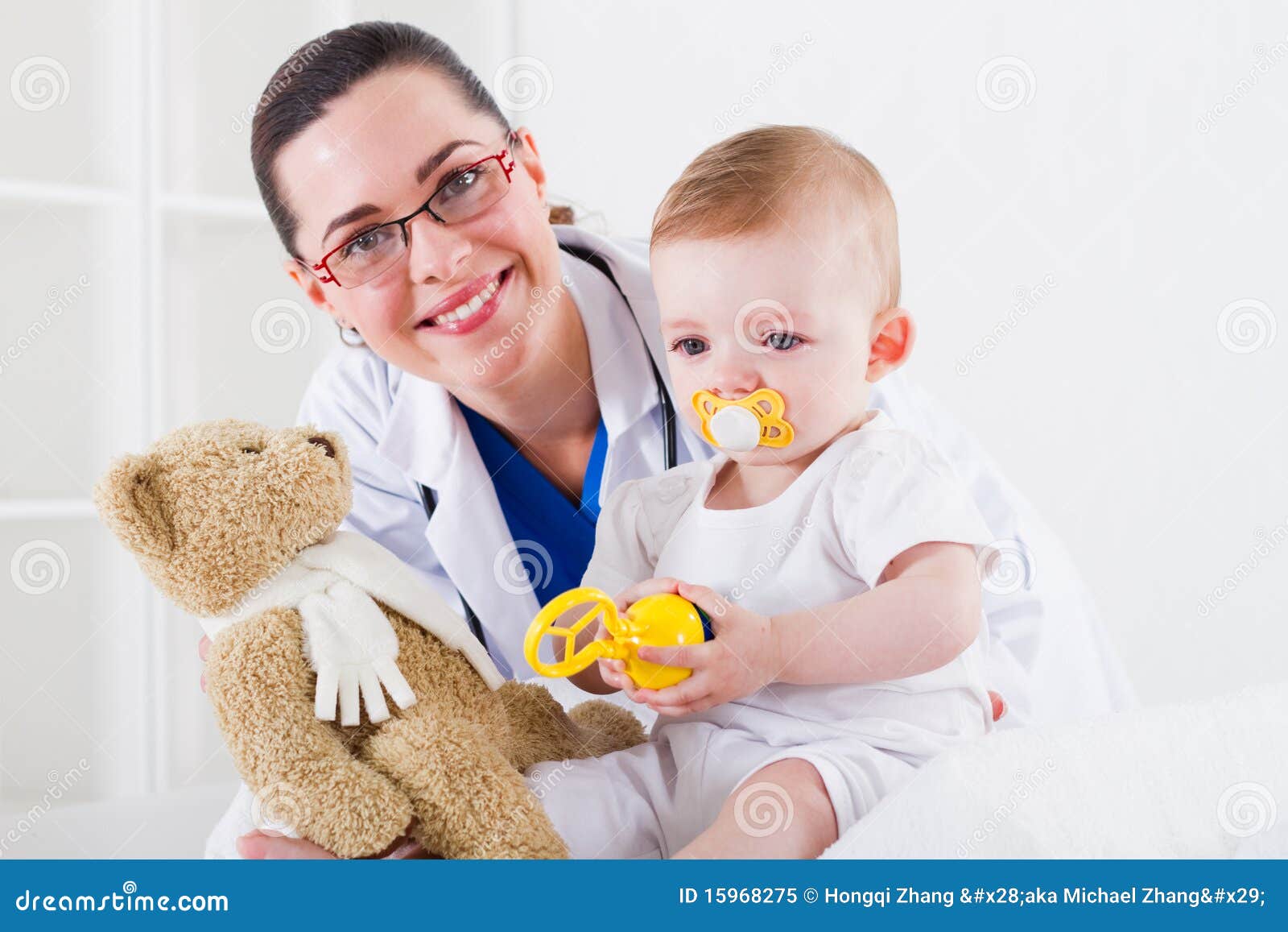 Doctor y bebé imagen de archivo. Imagen de hospital, bebé - 15968275